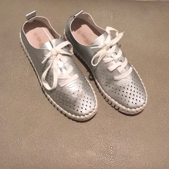 Isle Jacobsen | Shoes | Isle Jacobsen Tulip Lace Up Silver 37 | Poshmark
